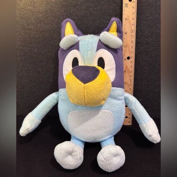Toys | Bluey Plush 13 Talking Bluey Says 3 Phrases Sings Bluey Theme ...